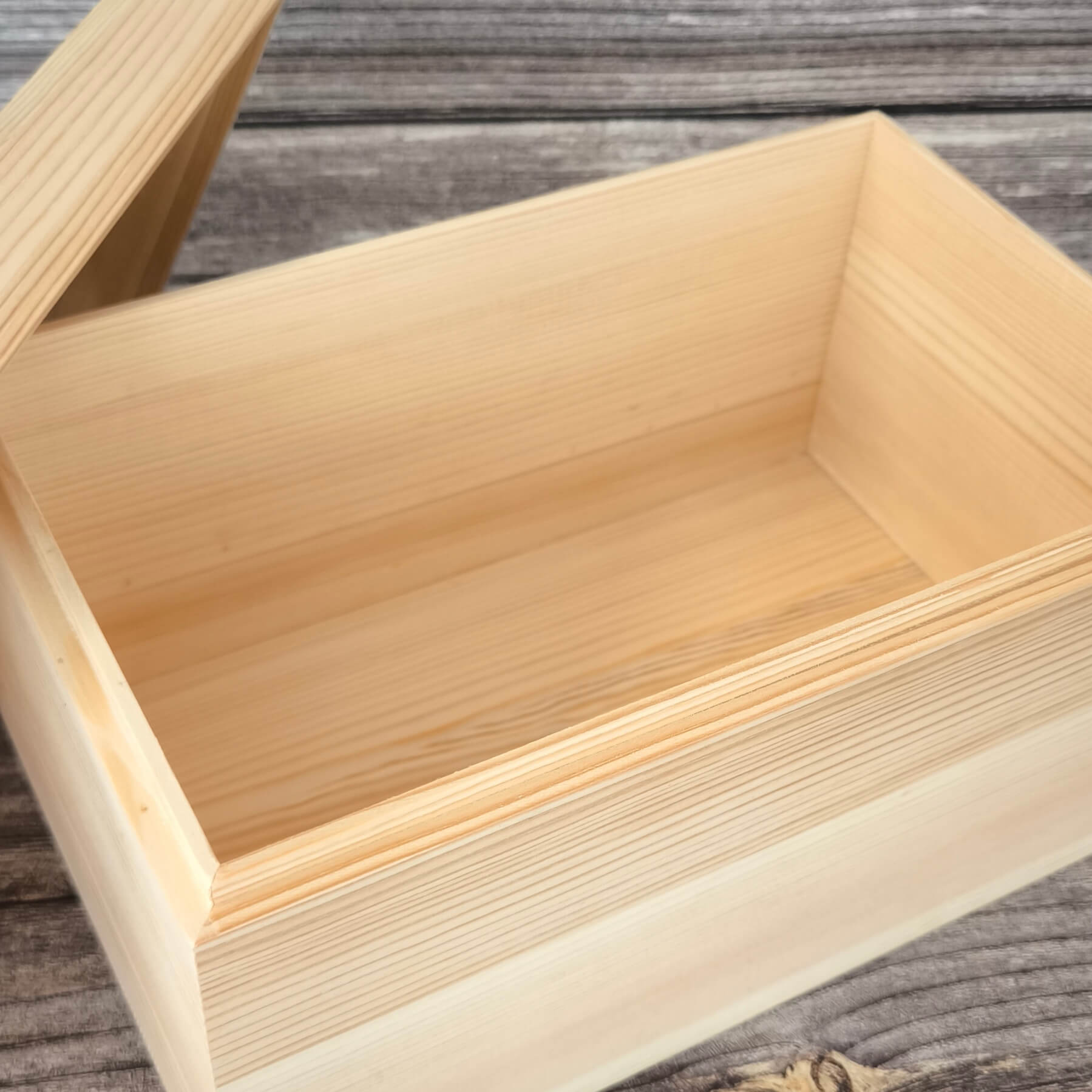 Wooden box with lid - robust storage made of pine wood